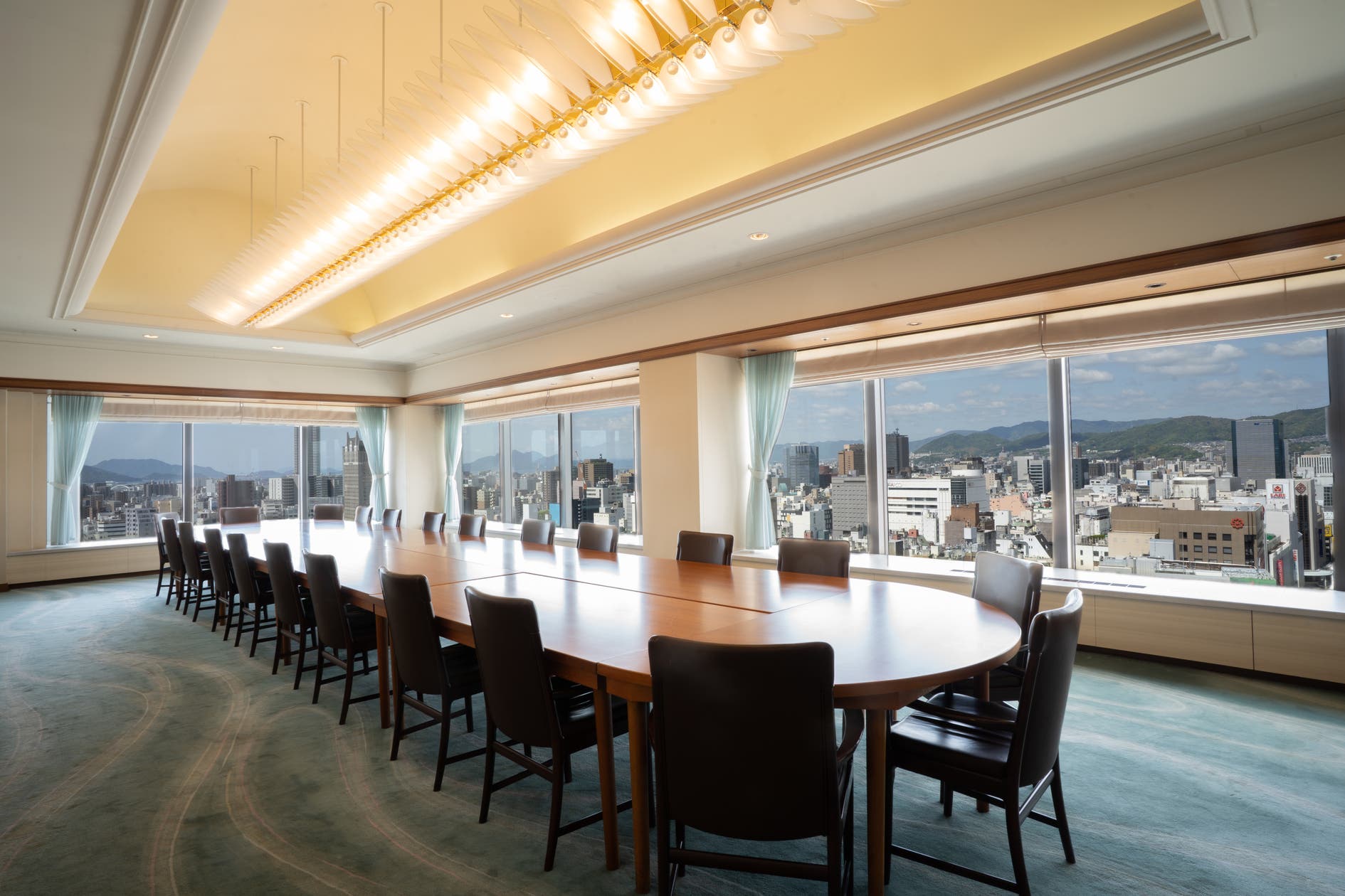 【大ヒロマ_22名会議室】銀山町駅から徒歩2分！眺めの良い広々とした会議室（大型モニター・電源タップ無料/高速Wi-Fiあり）の写真1