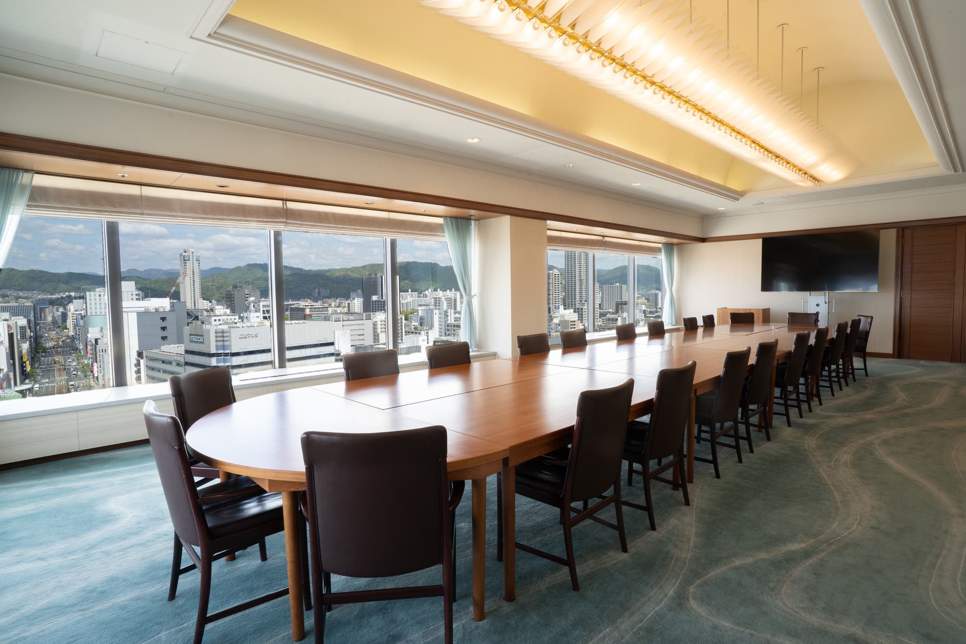 【大ヒロマ_22名会議室】銀山町駅から徒歩2分！眺めの良い広々とした会議室（大型モニター・電源タップ無料/高速Wi-Fiあり）の写真2