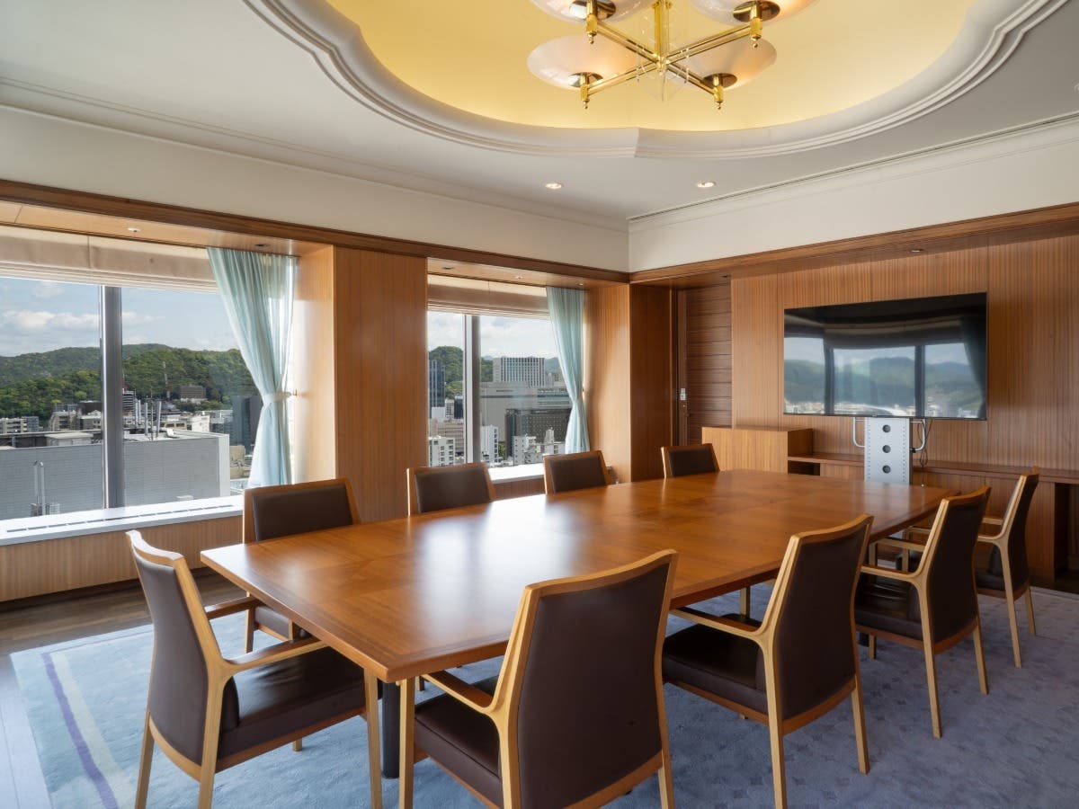 【中ヒロマ_10名会議室】銀山町駅から徒歩2分！眺めの良い広々とした会議室（大型モニター・電源タップ無料/高速Wi-Fiあり）の写真1