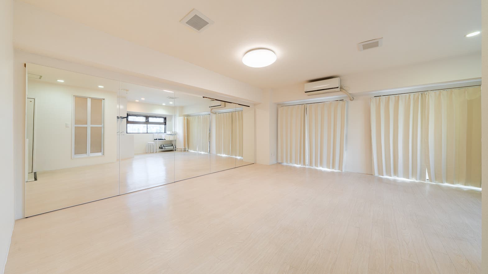 New🎊 鶴見駅 徒歩 3分！明るく清潔な鏡張りスタジオの写真11