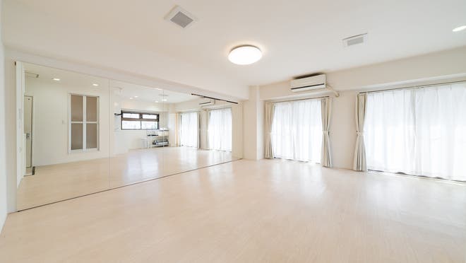 New🎊 鶴見駅 徒歩 3分!明るく清潔な鏡張りスタジオの写真1