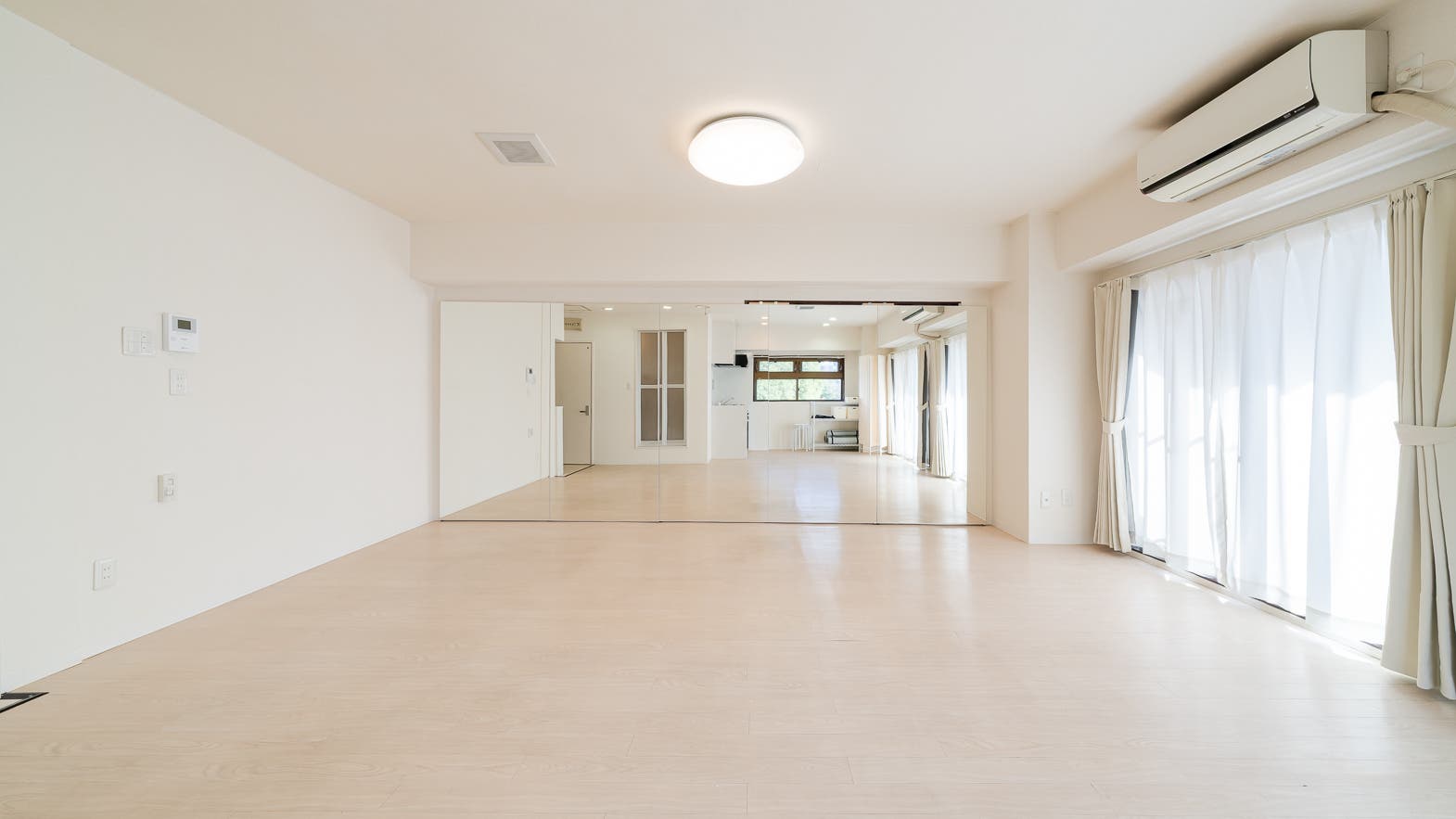 New🎊 鶴見駅 徒歩 3分！明るく清潔な鏡張りスタジオの写真5