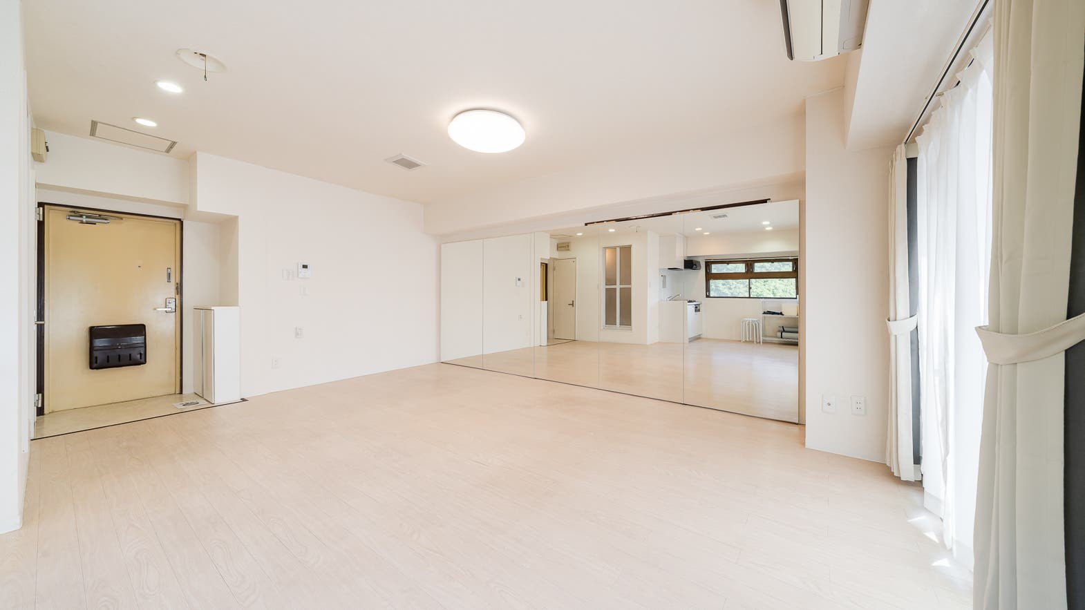 New🎊 鶴見駅 徒歩 3分！明るく清潔な鏡張りスタジオの写真6