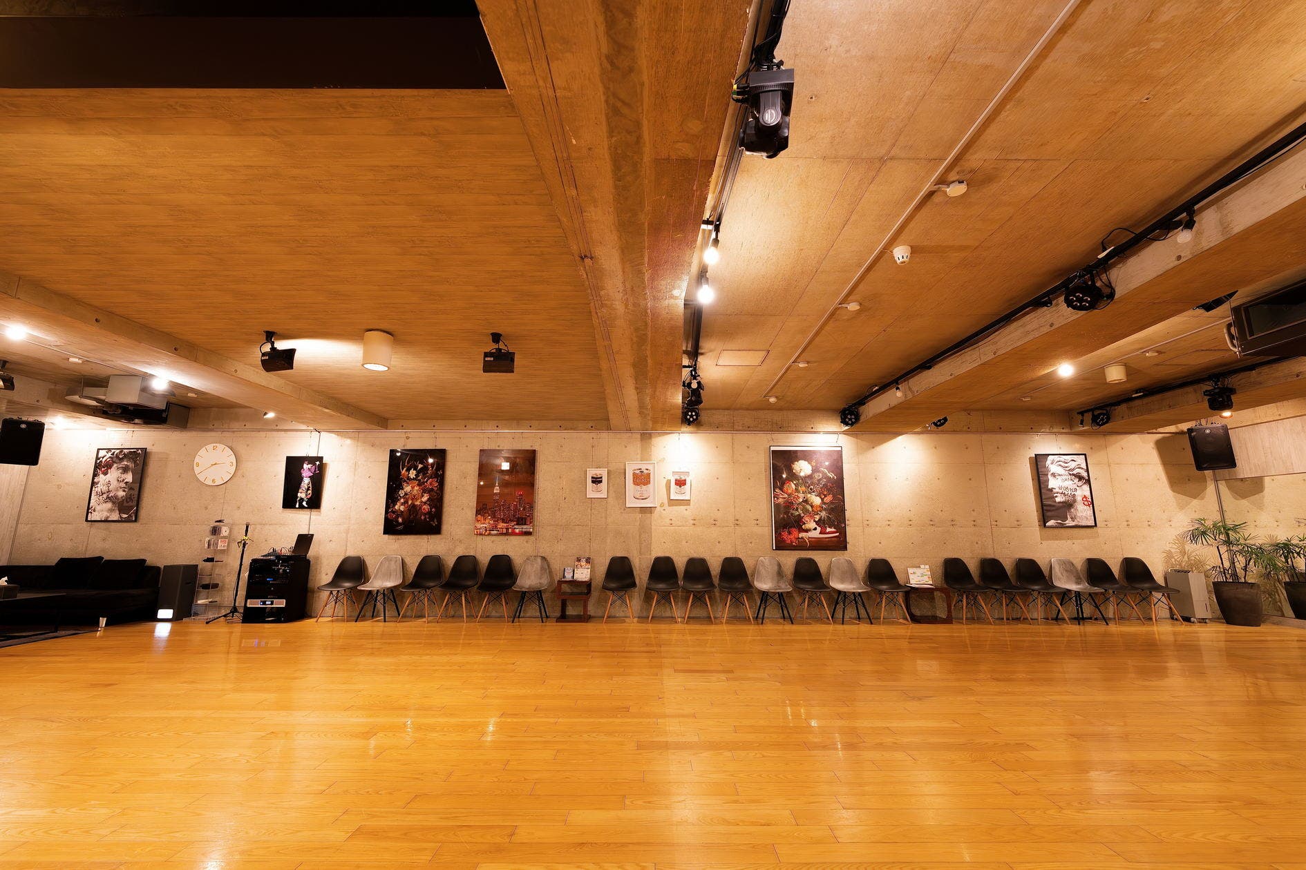 日曜、祝日、ダンスをはじめとする、レッスン、イベント、会議などにご利用いただけますの写真3