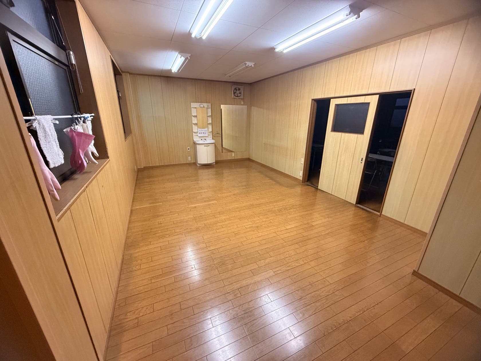 広々とした駐車場・机椅子付部屋を貸し出しの写真9