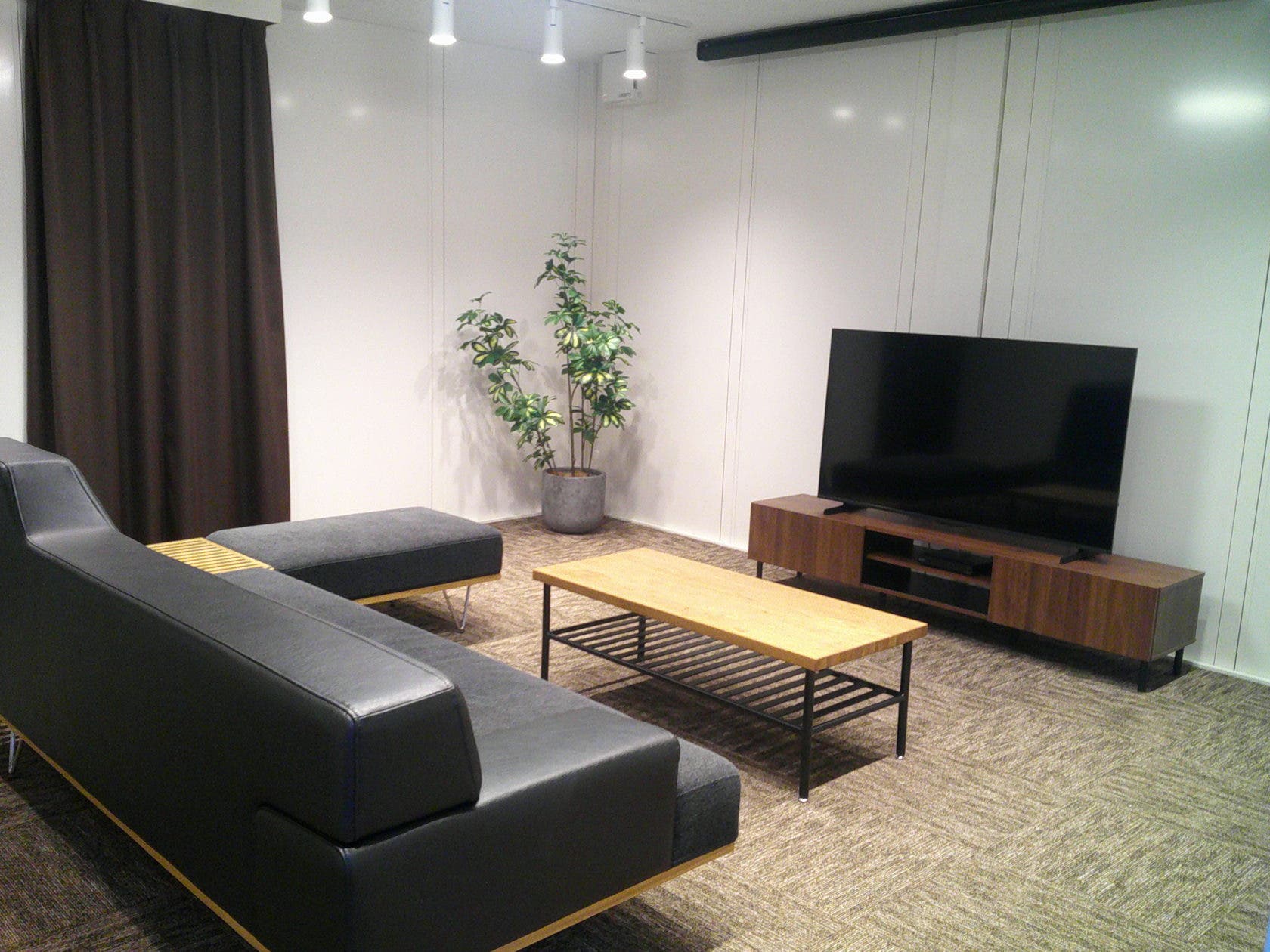 【Living】✨U-SPACE熊谷店✨リビングをイメージしたちょっとした集まりに最適のスペースです♪Wi-Fi/熊谷市の写真2