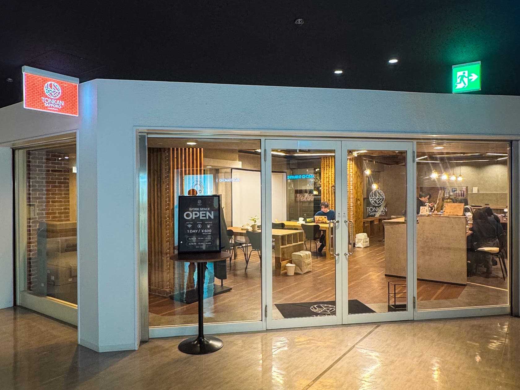 【立席最大40名、着席30名利用可】プロジェクター、スクリーン、WI-FI完備■小規模の会議や交流会、撮影に！の写真1