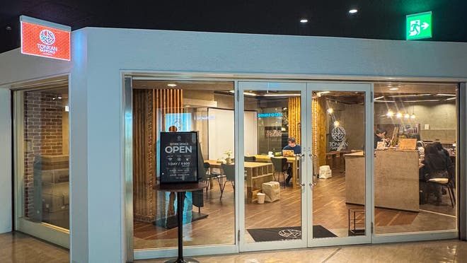 【立席最大40名、着席30名利用可】プロジェクター、スクリーン、WI-FI完備■小規模の会議や交流会、撮影に!の写真1