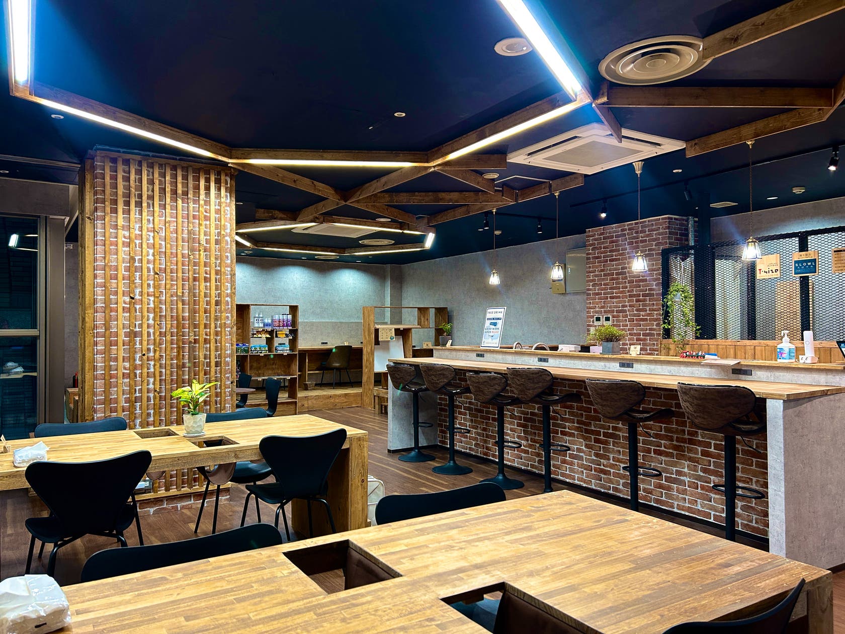 【立席最大40名、着席30名利用可】プロジェクター、スクリーン、WI-FI完備■小規模の会議や交流会、撮影に！の写真2