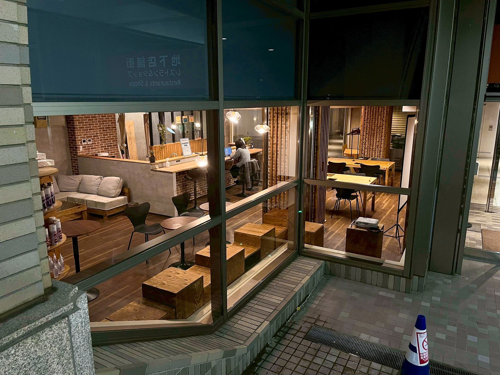 【立席最大40名、着席30名利用可】プロジェクター、スクリーン、WI-FI完備■小規模の会議や交流会、撮影に！の写真3