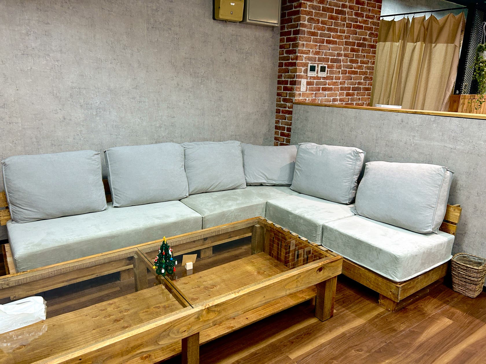 【立席最大40名、着席30名利用可】プロジェクター、スクリーン、WI-FI完備■小規模の会議や交流会、撮影に！の写真5