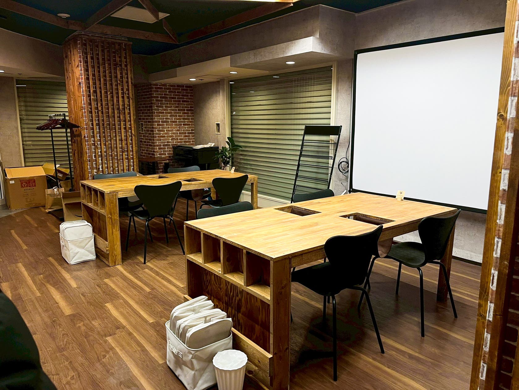 【立席最大40名、着席30名利用可】プロジェクター、スクリーン、WI-FI完備■小規模の会議や交流会、撮影に！の写真6