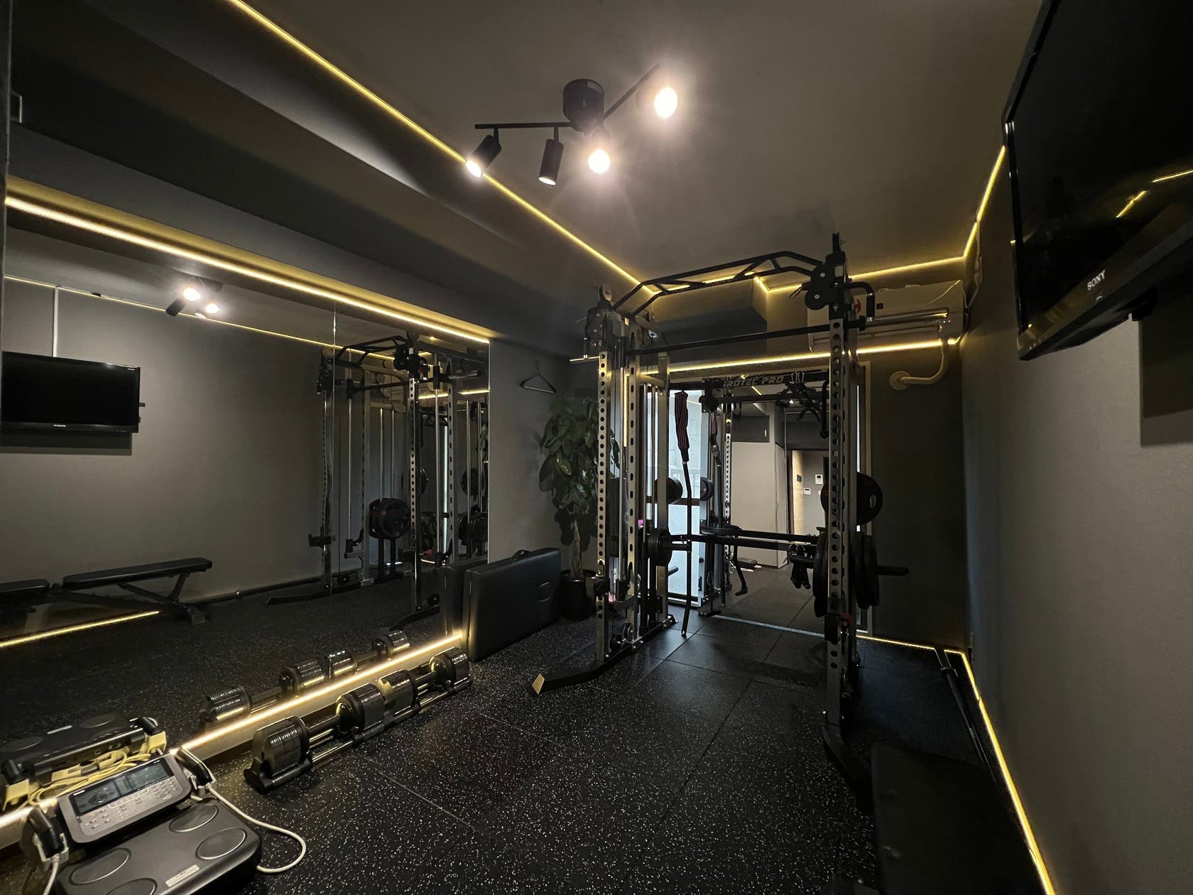 たまプラーザ駅徒歩5分‼️ 地域最安値🎉駅近レンタルジム&サロンの写真1