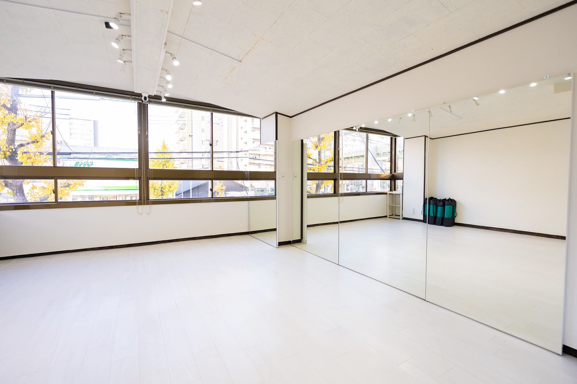 自然光たっぷり開放的なスタジオの写真1