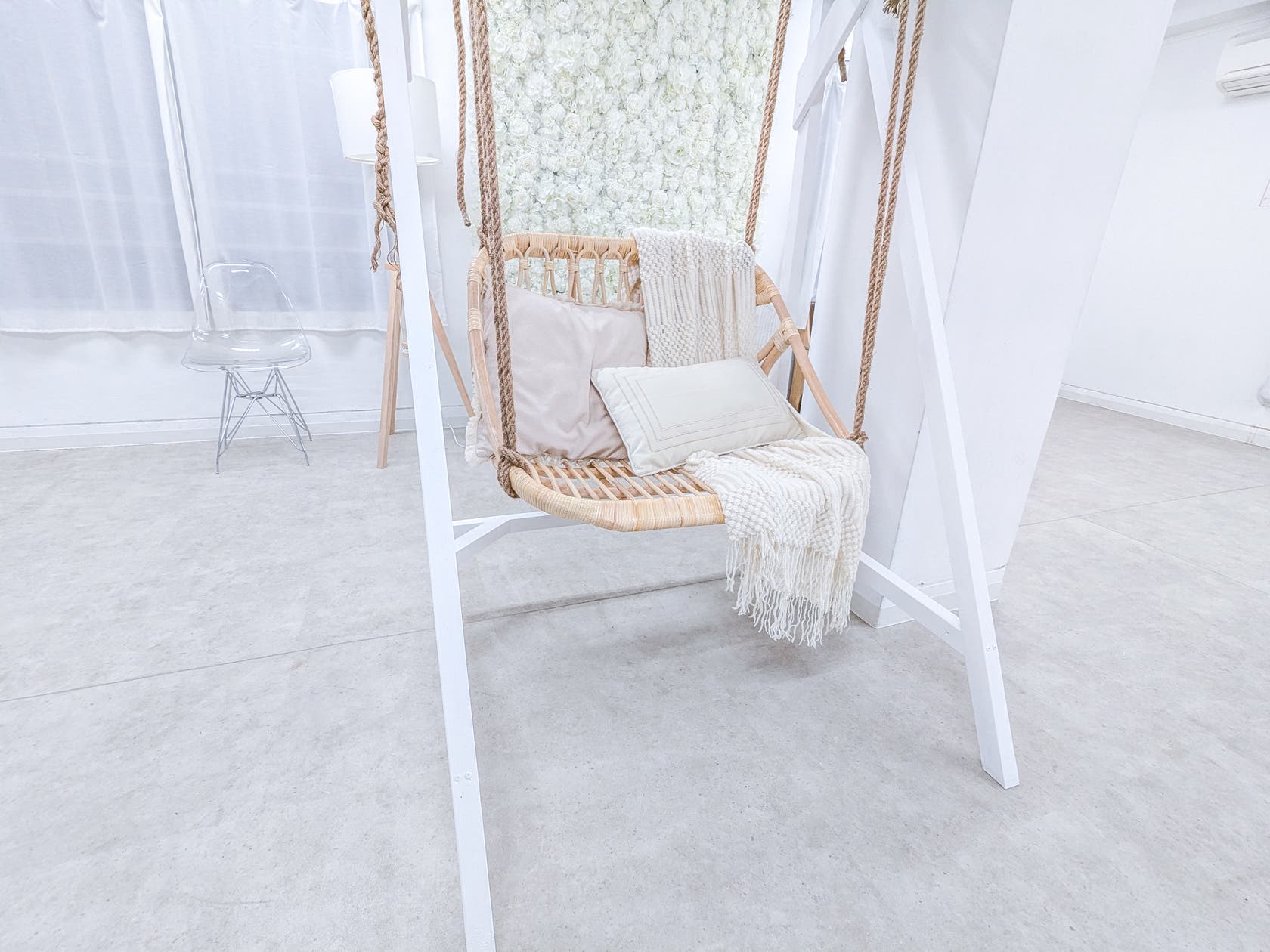 飯田橋駅2分｜自然光 × 二面採光 × アーチ × 白壁 × 植物 × ブランコ｜土足OK｜24時間OKの写真3