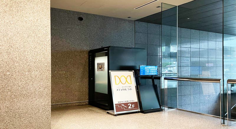 【テレキューブ】日本生命京都三哲ビルの個室型ワークブース（306-01）です。視線と音を遮る、プライベートな集中環境。