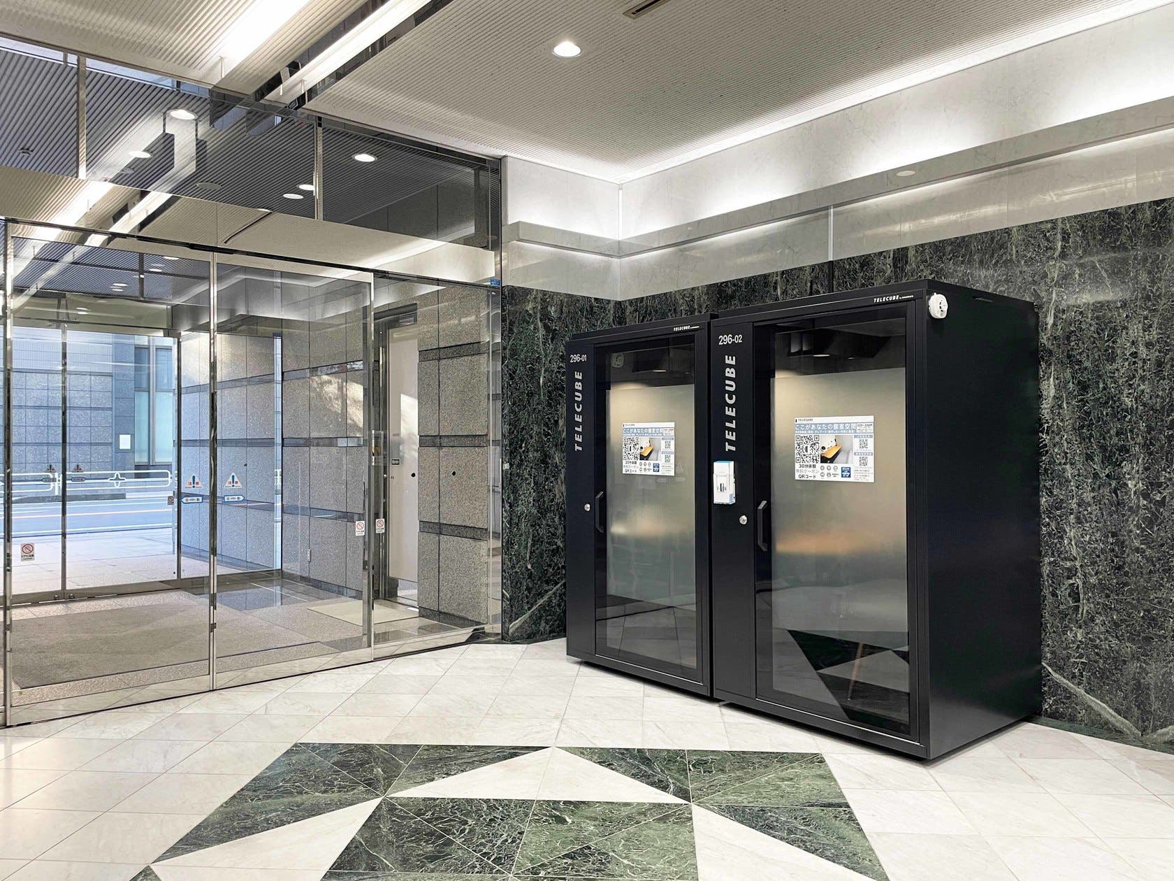 【テレキューブ】ニッセイ船橋ビルの個室型ワークブース（296-02）です。視線と音を遮る、プライベートな集中環境。の写真1