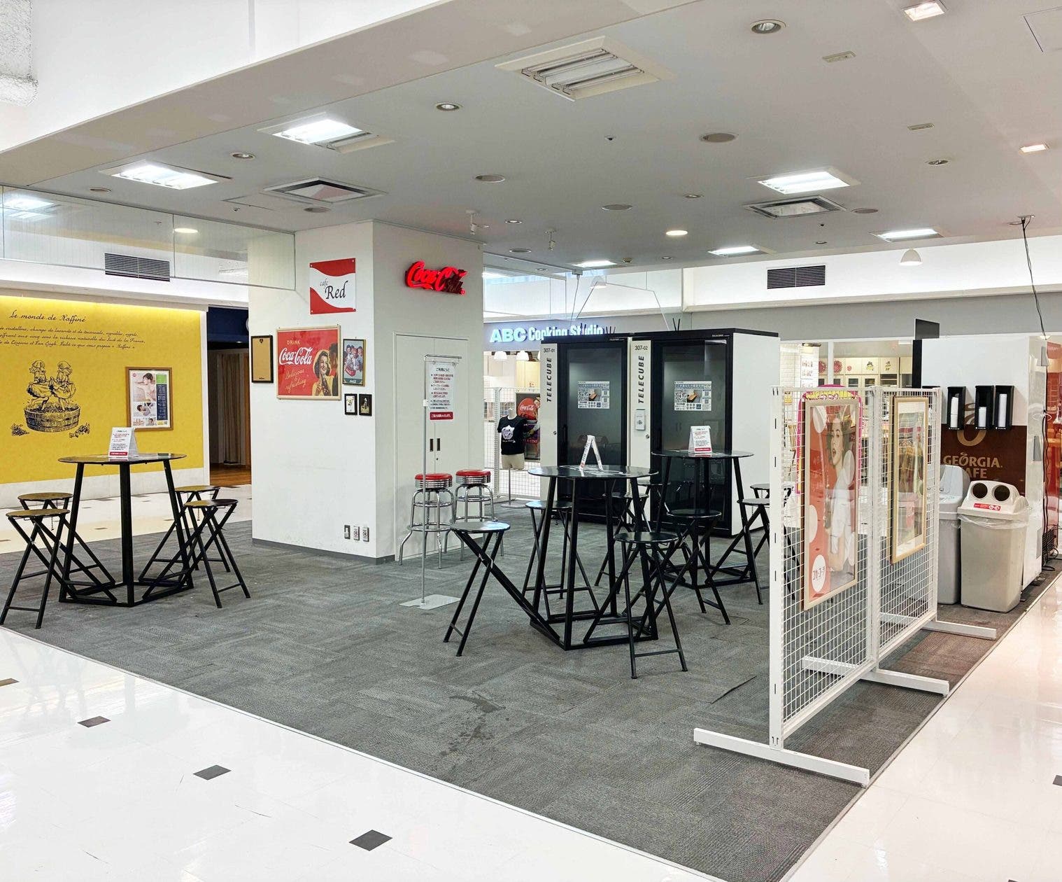 【テレキューブ】トナリエ宇都宮の個室型ワークブース（307-02）です。視線と音を遮る、プライベートな集中環境。の写真1