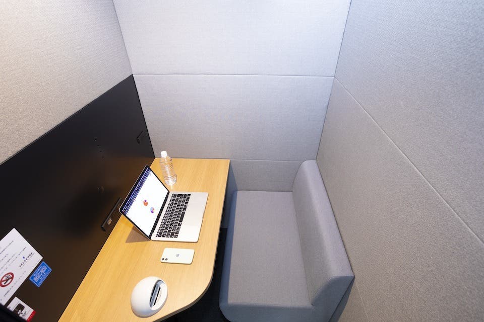 【テレキューブ】emCAMPUS EASTの個室型ワークブース（312-01）です。視線と音を遮る、プライベートな集中環境。の写真4