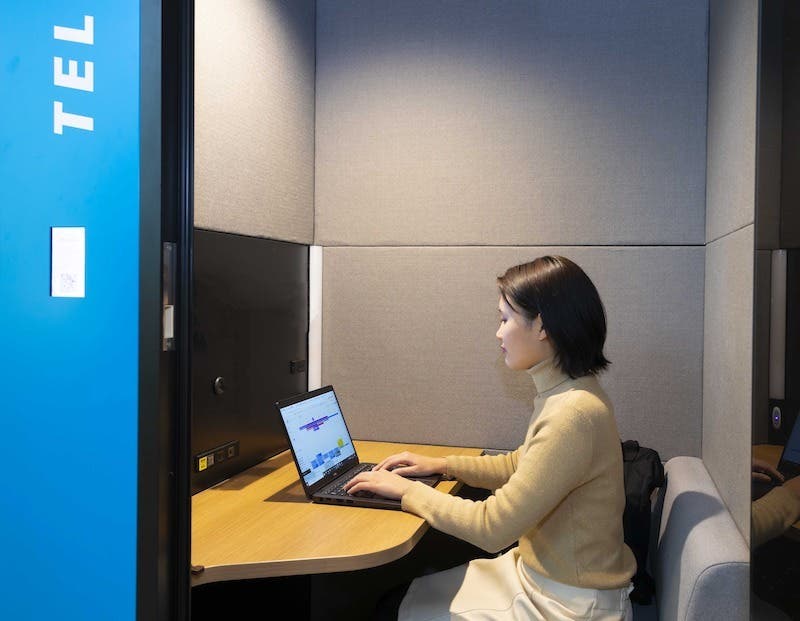 【テレキューブ】emCAMPUS EASTの個室型ワークブース（312-01）です。視線と音を遮る、プライベートな集中環境。の写真5