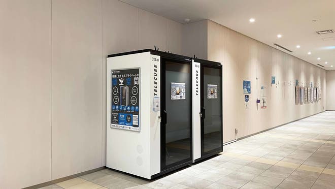 【テレキューブ】emCAMPUS EASTの個室型ワークブース(312-02)です。視線と音を遮る、プライベートな集中環境。の写真1