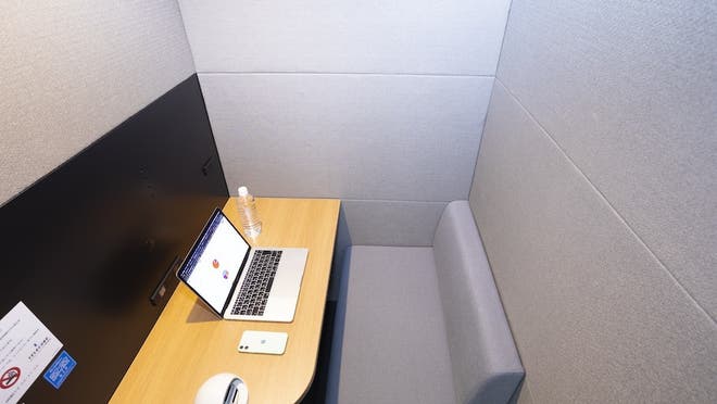 【テレキューブ】emCAMPUS EASTの個室型ワークブース(312-02)です。視線と音を遮る、プライベートな集中環境。の写真4