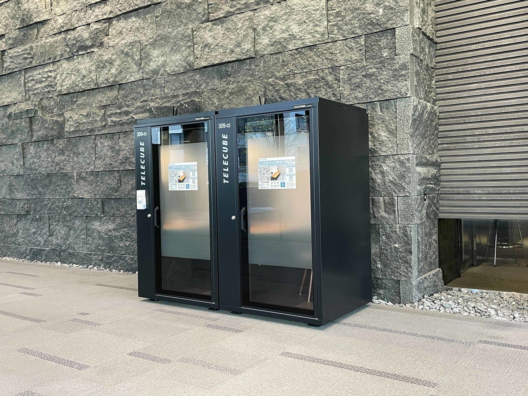 【テレキューブ】赤坂センタービルの個室型ワークブース（309-02）です。視線と音を遮る、プライベートな集中環境。の写真1