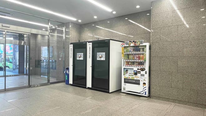 【テレキューブ】北浦和大栄ビルの個室型ワークブース(308-02)です。視線と音を遮る、プライベートな集中環境。の写真1