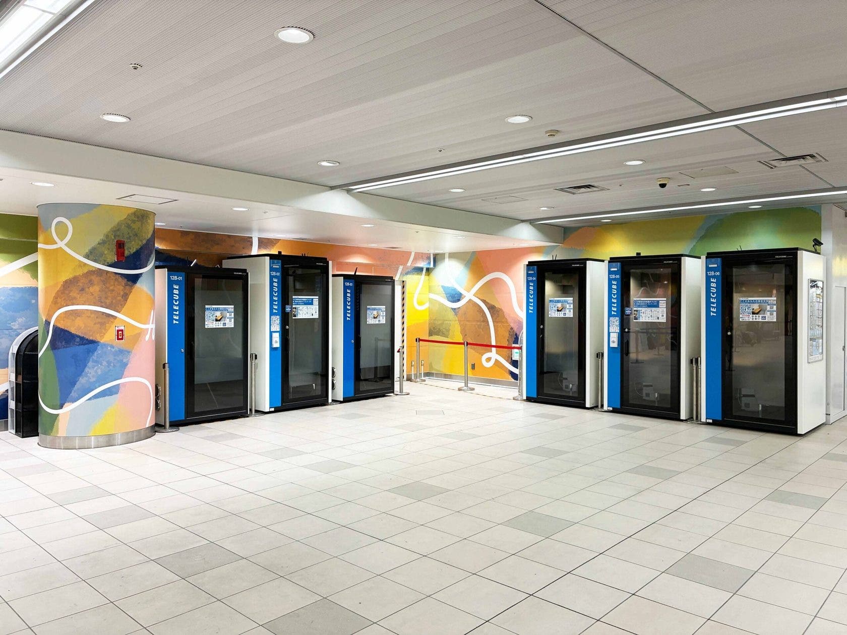 【テレキューブ】横浜駅の個室型ワークブース（128-01）です。視線と音を遮る、プライベートな集中環境。の写真1