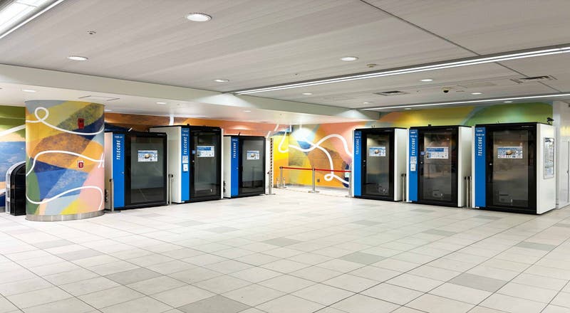 【テレキューブ】横浜駅の個室型ワークブース（128-05）です。視線と音を遮る、プライベートな集中環境。