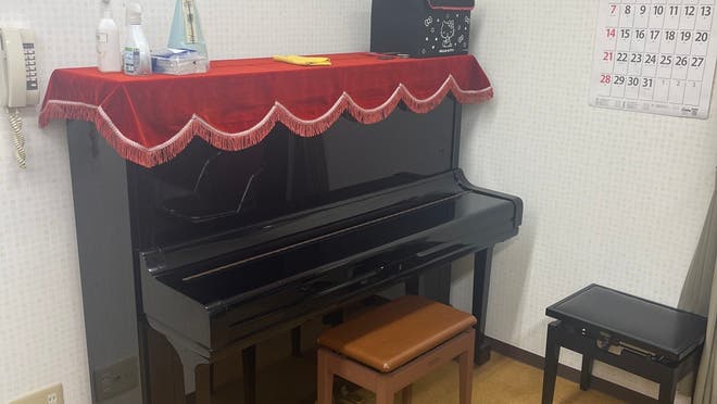 JR北浦和駅東口徒歩5分のアップライトピアノの楽器練習室・3階roomC(エレベーターはありません)の写真1