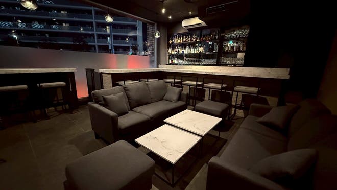 【西新宿7分】大人の隠れ家バー|持ち込み自由|飲み放題・グループ全員で1万円の写真1
