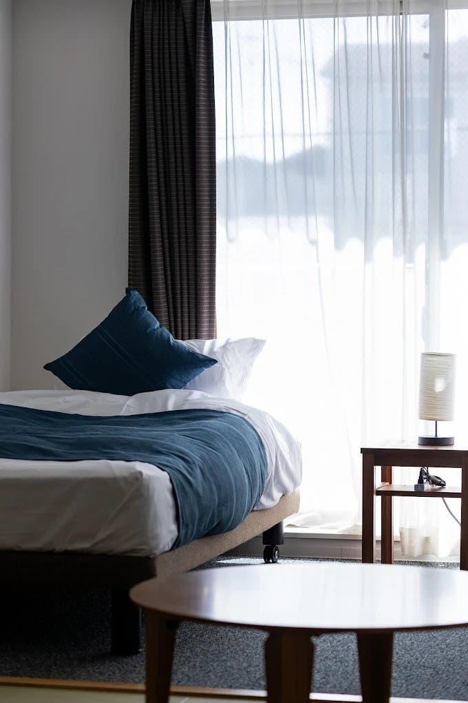 二条駅から徒歩4分のホテル客室（和洋室）の写真2