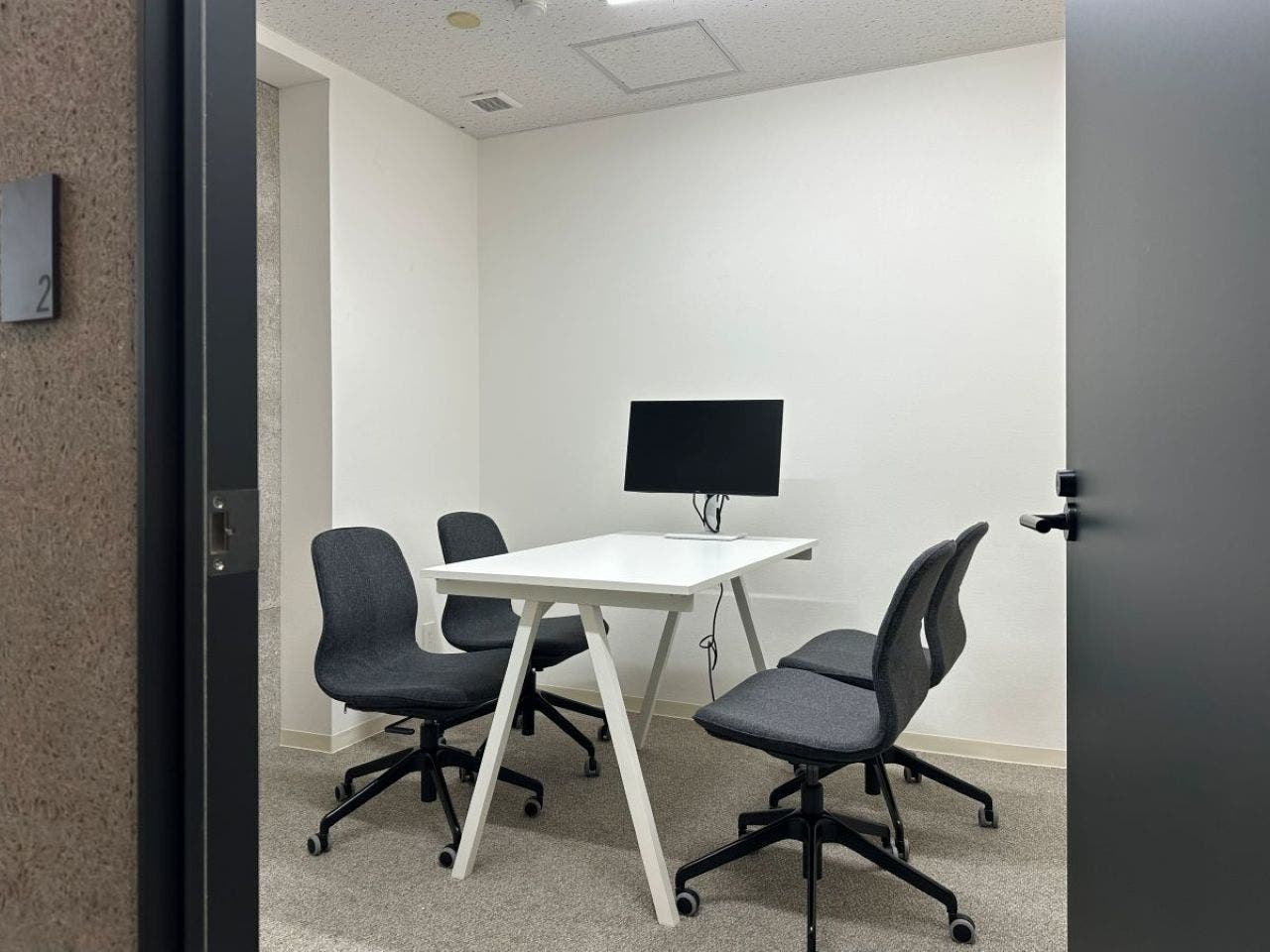 京王線府中駅から徒歩6分！シェアオフィス func【会議室2】の写真1