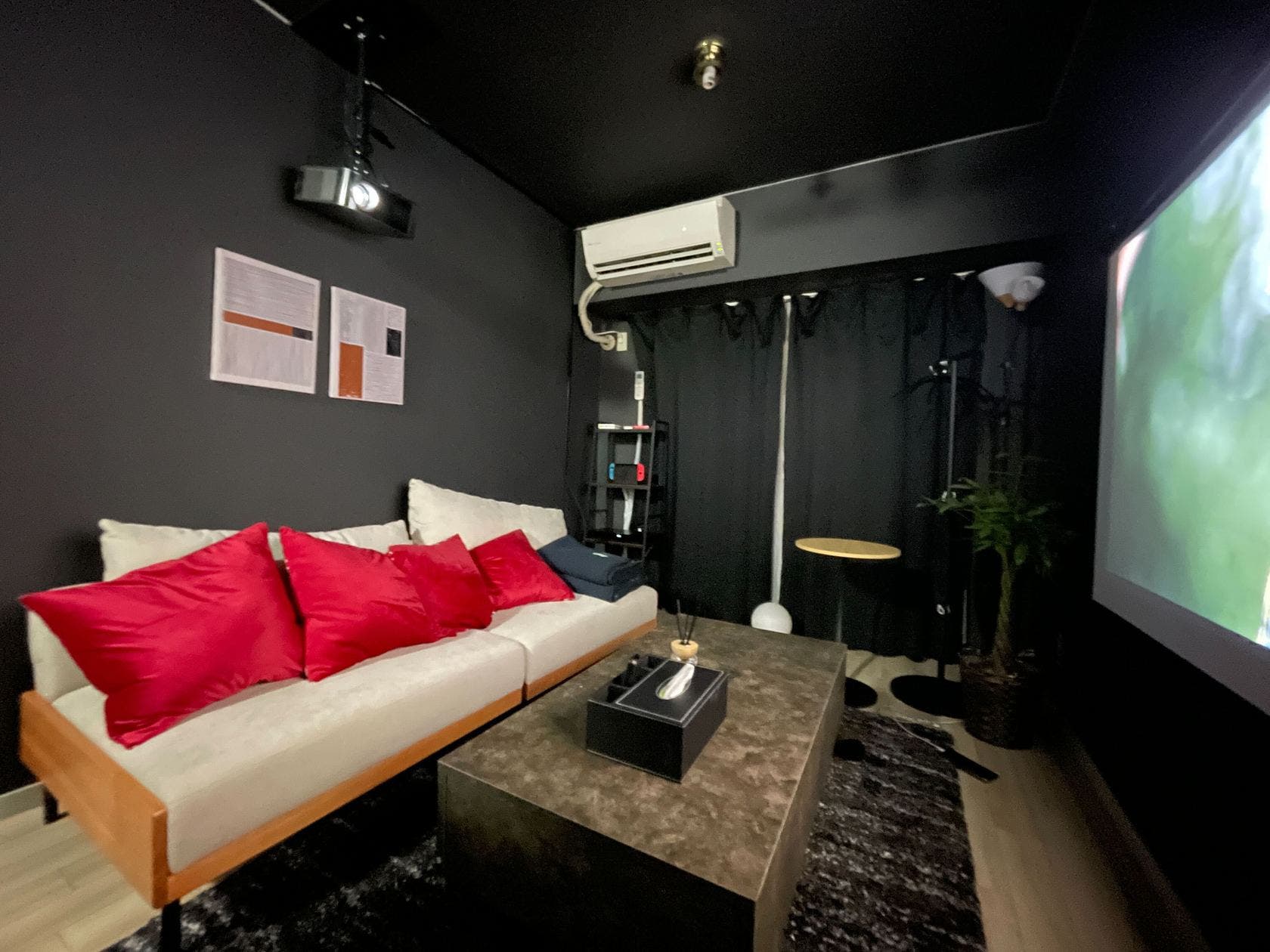 スペモ🎬駅徒歩4分🚶‍♀️プロジェクター🎦スクリーン🎞️映画鑑賞🍿ゲーム🎮️デート💖818_CINEMA大阪十三の写真2