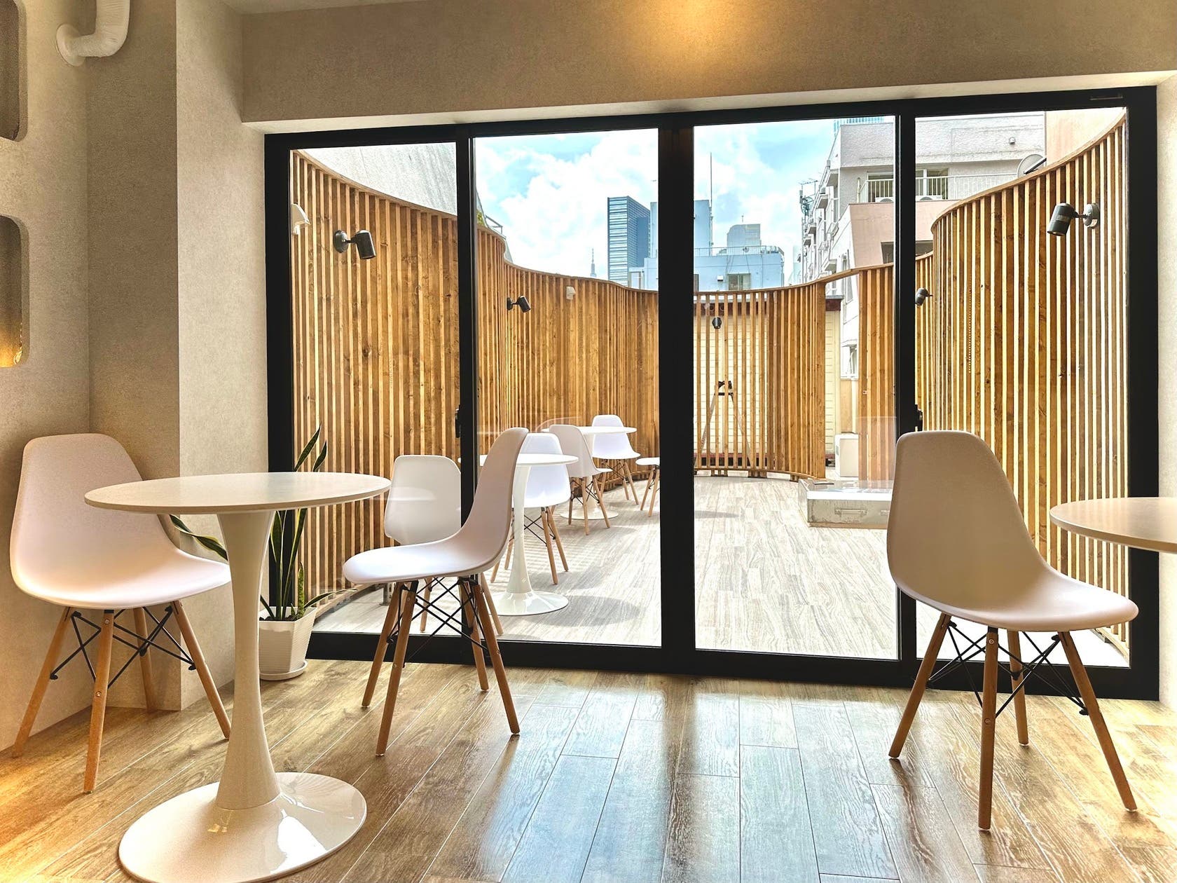 新大久保駅2分、広いバルコニーと白い店内、BBQも可能なパーティースペースの写真4