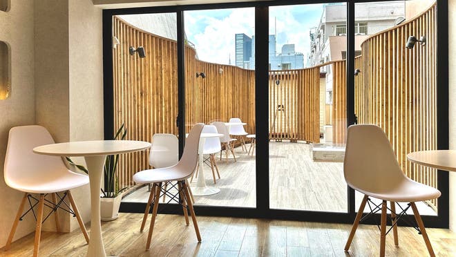 新大久保駅2分、広いバルコニーと白い店内、BBQも可能なパーティースペースの写真4