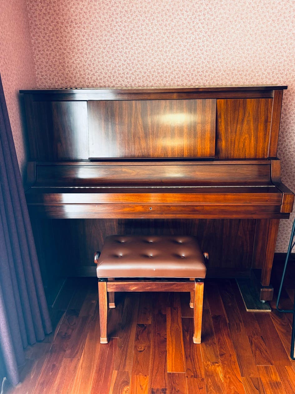 レトロで落ち着くヴィンテージな空間。アップライトピアノ常設でレッスンや練習に最適。リモート会議やカウンセリングルームにもおすすめの写真1