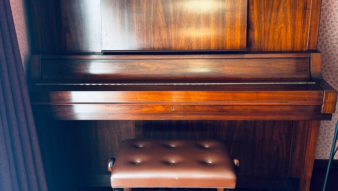 レトロで落ち着くヴィンテージな空間。アップライトピアノ常設でレッスンや練習に最適。リモート会議やカウンセリングルームにもおすすめの写真1