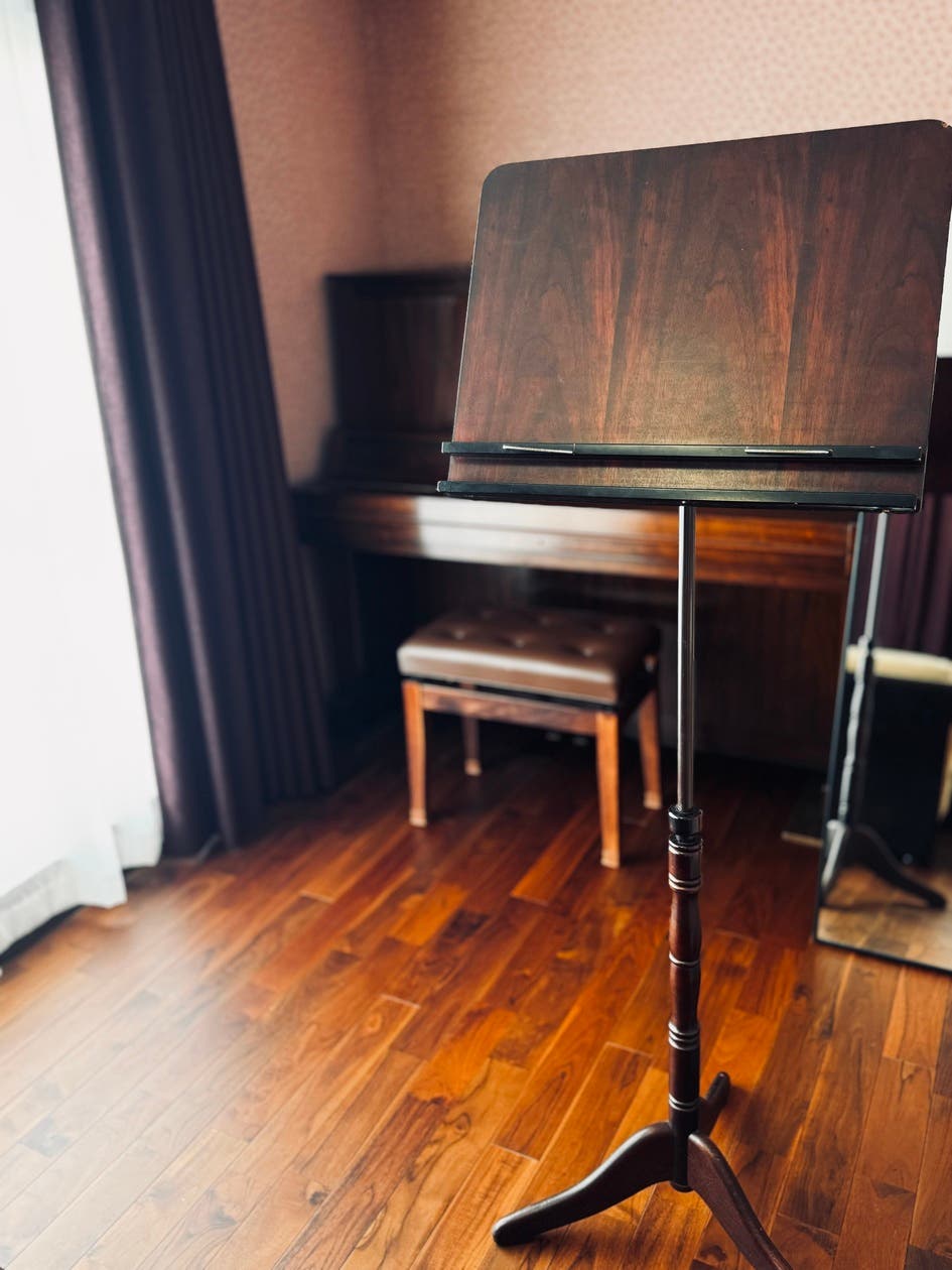 レトロで落ち着くヴィンテージな空間。アップライトピアノ常設でレッスンや練習に最適。リモート会議やカウンセリングルームにもおすすめの写真4