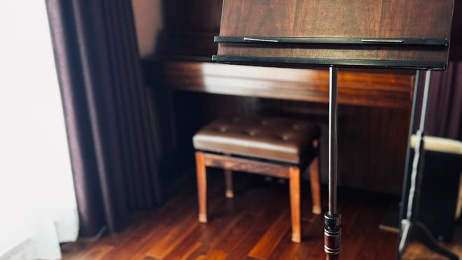 レトロで落ち着くヴィンテージな空間。アップライトピアノ常設でレッスンや練習に最適。リモート会議やカウンセリングルームにもおすすめの写真4