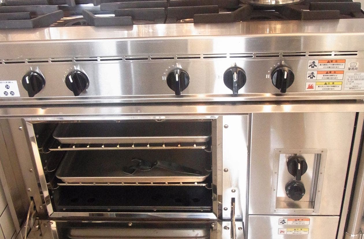 本格的なフレンチ料理も可能な調理機材と食卓を飾る豊富な種類の食器･ナイフ･グラス類！！パーティや宴会も万全です！の写真5