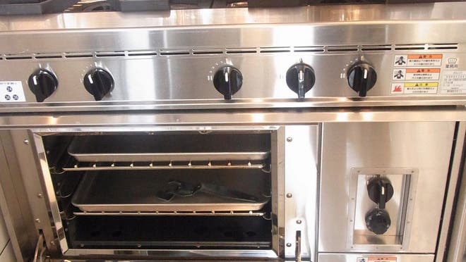 本格的なフレンチ料理も可能な調理機材と食卓を飾る豊富な種類の食器・ナイフ・グラス類!!パーティや宴会も万全です!の写真5