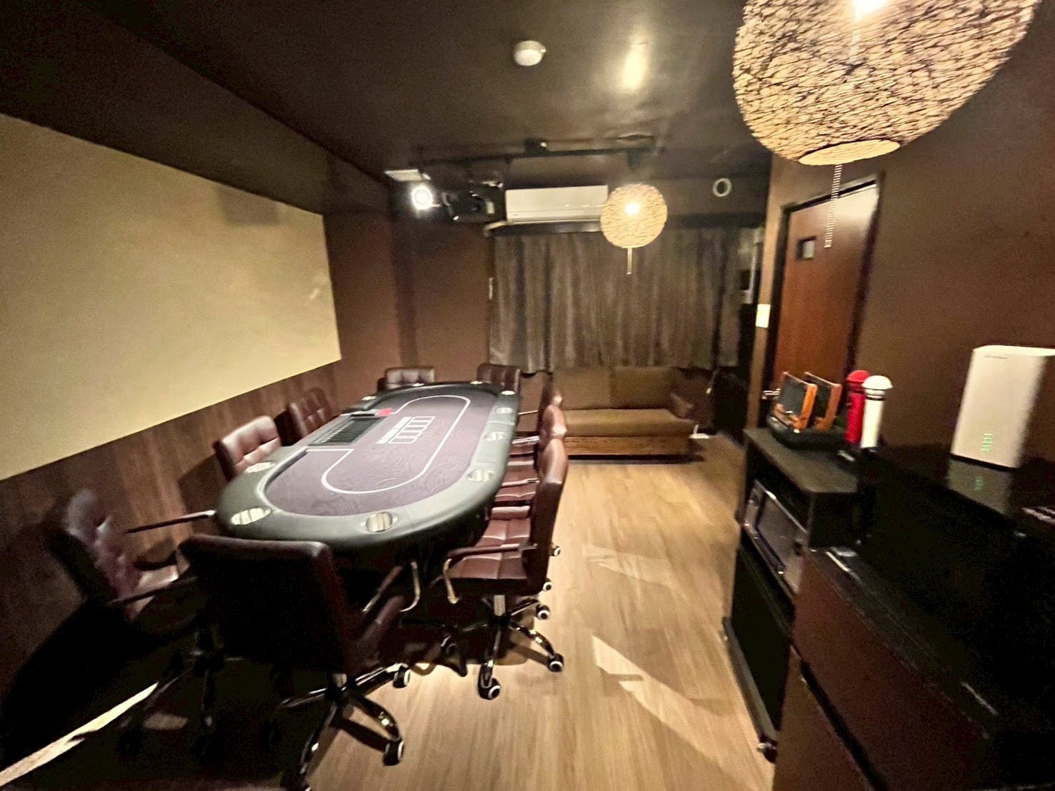 【FAMILYPOT 横浜桜木町店】桜木町駅徒歩5分 本格ポーカーテーブル、ボードゲームもあるパーティ向けバリ風スペースの写真1