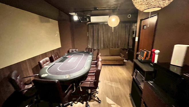 【FAMILYPOT 横浜桜木町店】桜木町駅徒歩5分 本格ポーカーテーブル、ボードゲームもあるパーティ向けバリ風スペースの写真1