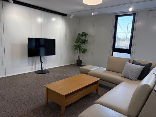 【Living】✨U-SPACE浜松南店✨テレビ＆ソファ付きで、パーティーや女子会などにぴったりです♪Wi-Fi/浜松市の写真5