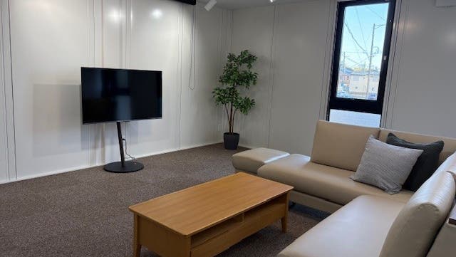 【Living】✨U-SPACE浜松南店✨テレビ&ソファ付きで、パーティーや女子会などにぴったりです♪Wi-Fi/浜松市の写真5