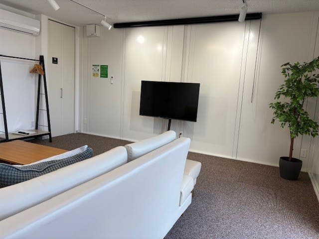 【Living】✨U-SPACE浜松南店✨テレビ＆ソファ付きで、パーティーや女子会などにぴったりです♪Wi-Fi/浜松市の写真3