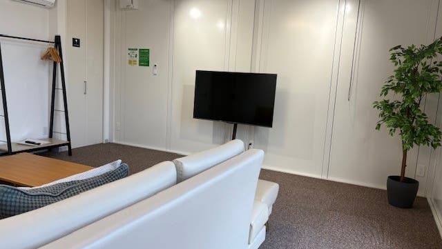 【Living】✨U-SPACE浜松南店✨テレビ&ソファ付きで、パーティーや女子会などにぴったりです♪Wi-Fi/浜松市の写真3
