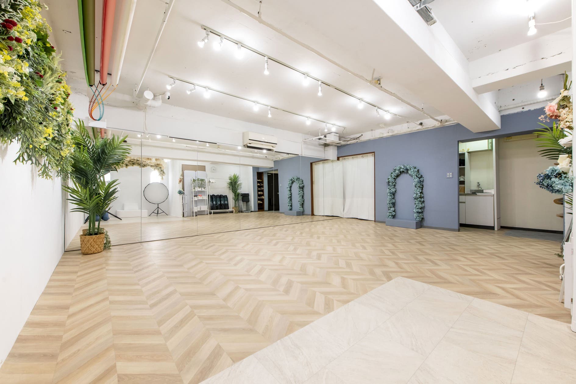 【永福町駅4分】広々40㎡超/大型鏡計6m超/調光調色/ダンス・ポージング・演劇・撮影・楽器演奏可☆/プロ監修撮影スペースも併設の写真5